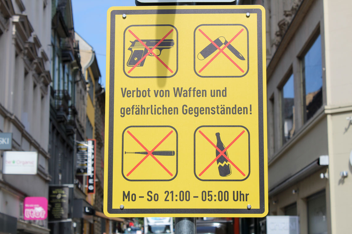 Hinweisschilder zeigen Waffenverbotszone an - Wiesbaden lebt