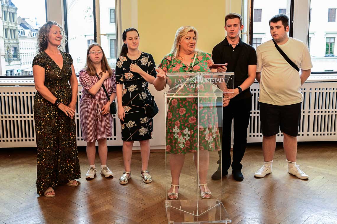 Oaks Specialist College: Besuch aus Tunbridge Wells - Wiesbaden lebt