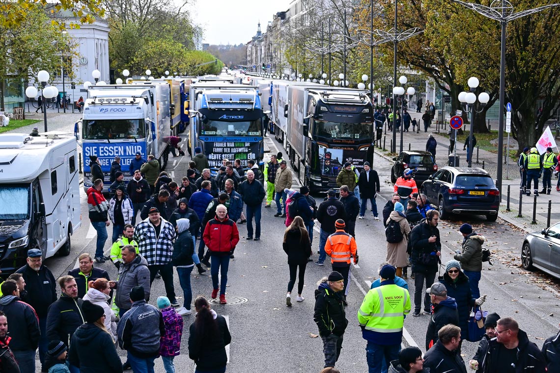 LKW-Demo: Trucker demonstrieren in Wiesbaden gegen höhere Maut-Gebühren ...