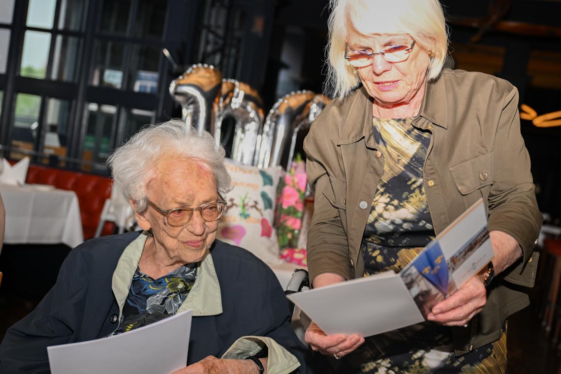 Ortrud Schwank feiert ihren 100. Geburtstag im Kreis der Liebsten ...
