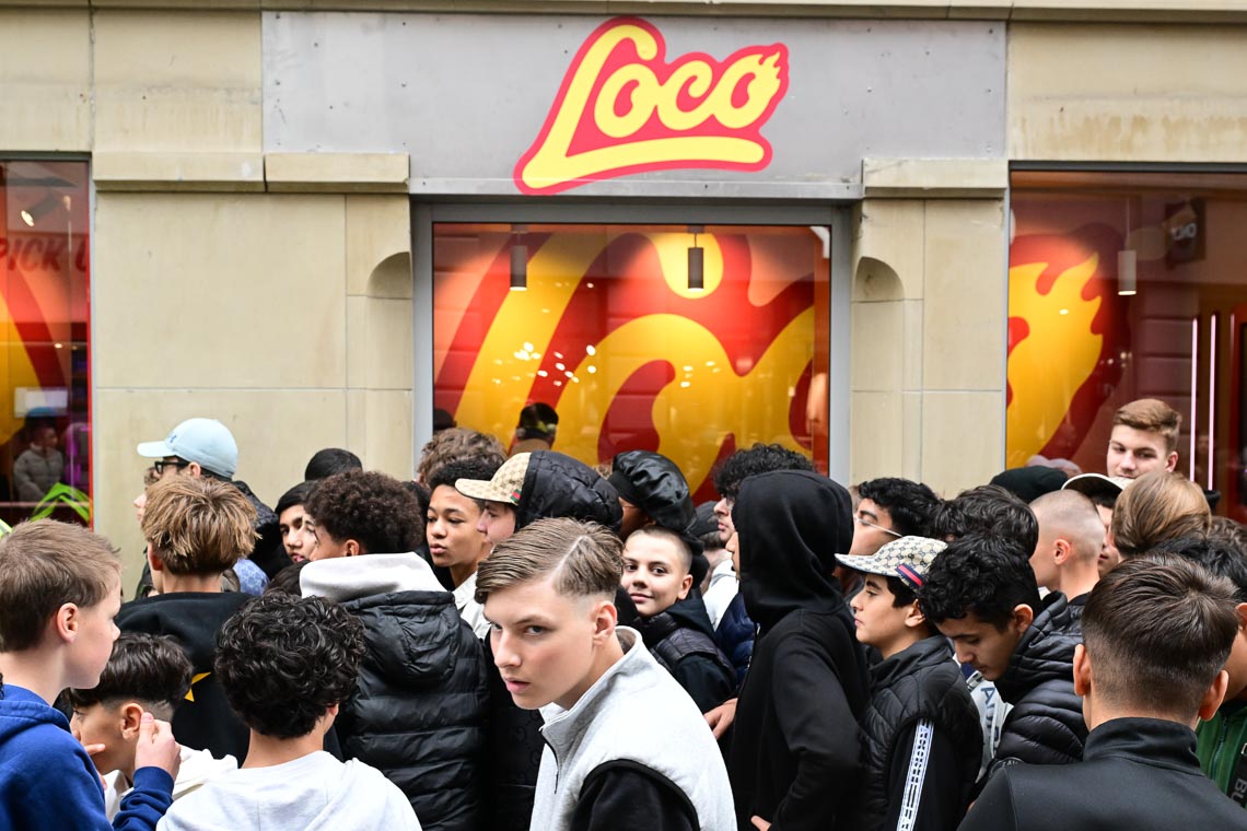 Rapper Luciano eröffnet Loco Chicken-Store in der Kirchgasse ...