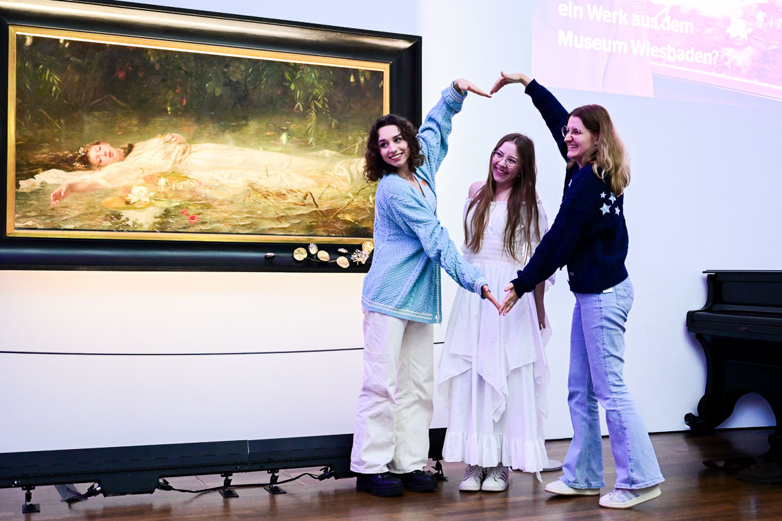 Pop, Jugendstil und 200 Swifties: Ophelia erwacht im Museum Wiesbaden ...